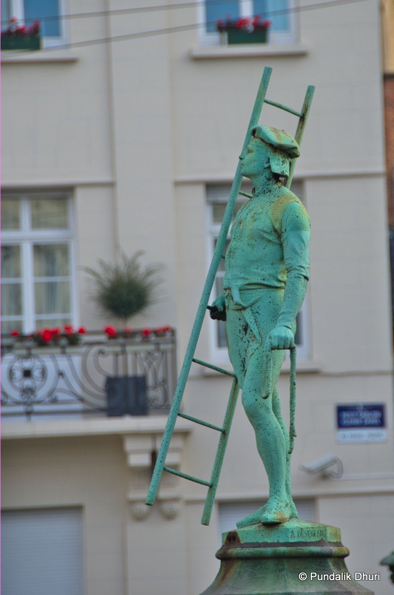 Statue about Ancient Profession! | उनाड